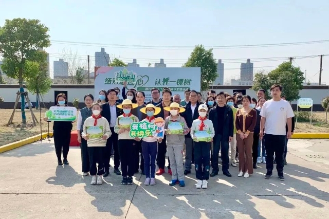 区绿化市容局机关党支部开展结对共治植树活动 基层信息 上海市宝山区人民政府